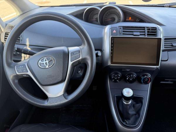 Grey Toyota Verso 2009 in Vilnius, with an engine capacity of 1.60 L and mileage of 238 thousand km for 3350 €, photo 1 on AUTOMOTO.COM.LV