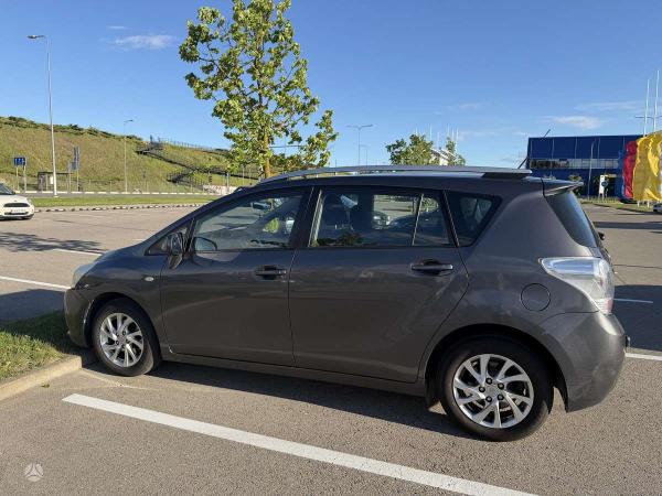 Grey Toyota Verso 2009 in Vilnius, with an engine capacity of 1.60 L and mileage of 238 thousand km for 3350 €, photo 8 on AUTOMOTO.COM.LV