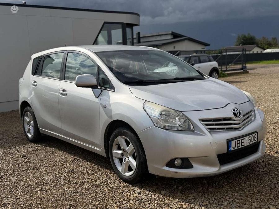 Grey Toyota Verso 2009 in Siauliai, with an engine capacity of 2.00 L and mileage of 253 thousand km for 1500 €, photo 4 on AUTOMOTO.COM.LV