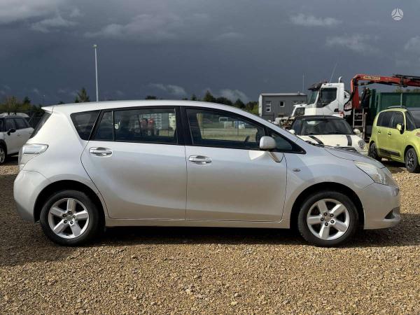 Grey Toyota Verso 2009 in Siauliai, with an engine capacity of 2.00 L and mileage of 253 thousand km for 1500 €, photo 4 on AUTOMOTO.COM.LV
