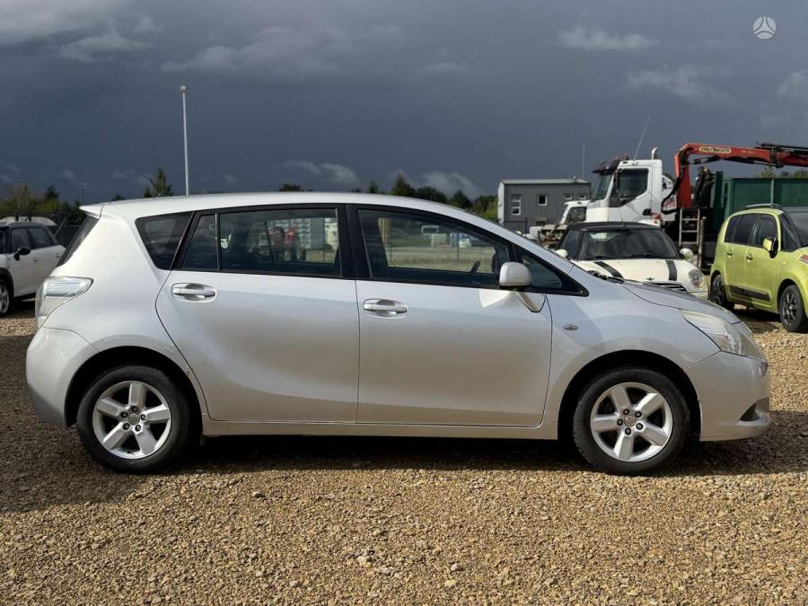 Grey Toyota Verso 2009 in Siauliai, with an engine capacity of 2.00 L and mileage of 253 thousand km for 1500 €, photo 5 on AUTOMOTO.COM.LV