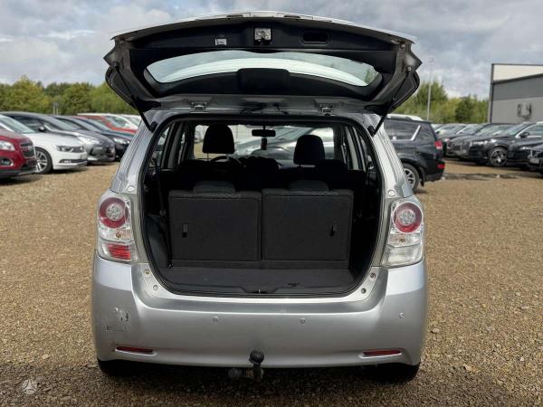 Grey Toyota Verso 2009 in Siauliai, with an engine capacity of 2.00 L and mileage of 253 thousand km for 1500 €, photo 7 on AUTOMOTO.COM.LV