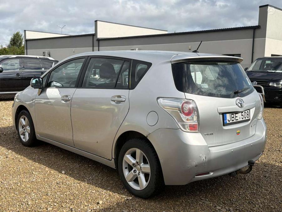 Grey Toyota Verso 2009 in Siauliai, with an engine capacity of 2.00 L and mileage of 253 thousand km for 1500 €, photo 9 on AUTOMOTO.COM.LV