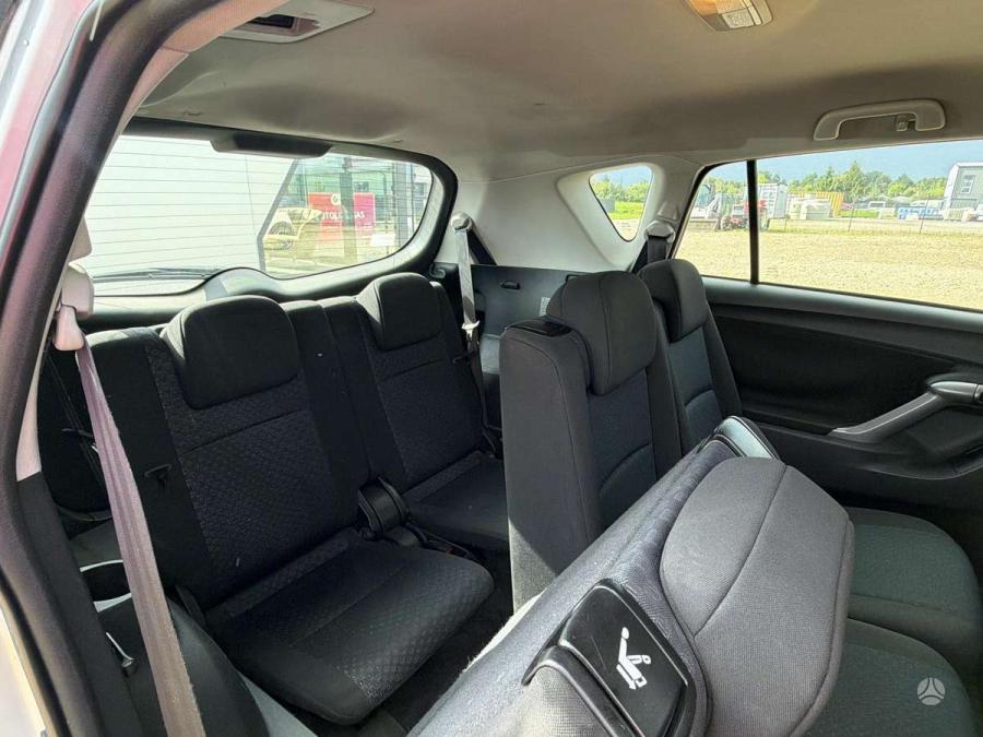 Grey Toyota Verso 2009 in Siauliai, with an engine capacity of 2.00 L and mileage of 253 thousand km for 1500 €, photo 14 on AUTOMOTO.COM.LV