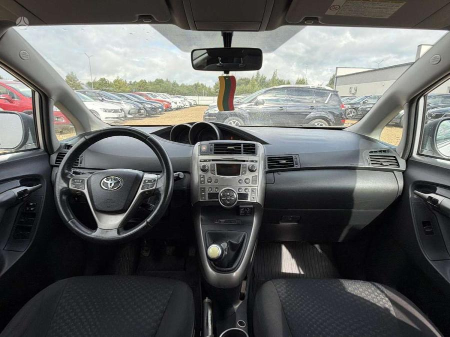 Grey Toyota Verso 2009 in Siauliai, with an engine capacity of 2.00 L and mileage of 253 thousand km for 1500 €, photo 15 on AUTOMOTO.COM.LV