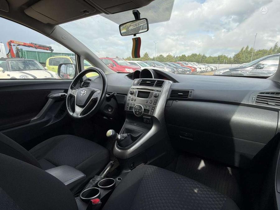 Grey Toyota Verso 2009 in Siauliai, with an engine capacity of 2.00 L and mileage of 253 thousand km for 1500 €, photo 16 on AUTOMOTO.COM.LV