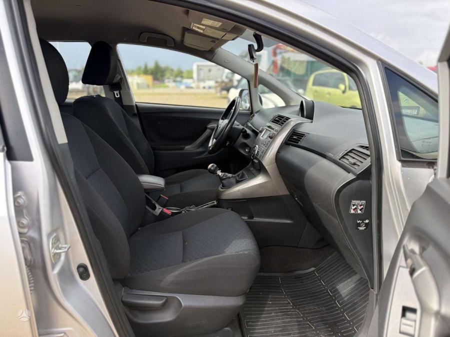 Grey Toyota Verso 2009 in Siauliai, with an engine capacity of 2.00 L and mileage of 253 thousand km for 1500 €, photo 17 on AUTOMOTO.COM.LV