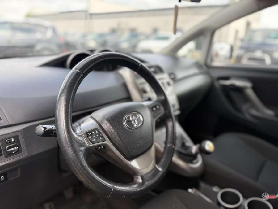 Grey Toyota Verso 2009 in Siauliai, with an engine capacity of 2.00 L and mileage of 253 thousand km for 1500 €, photo 18 on AUTOMOTO.COM.LV