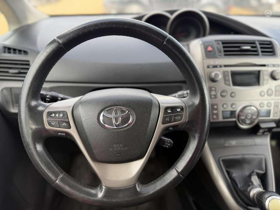 Grey Toyota Verso 2009 in Siauliai, with an engine capacity of 2.00 L and mileage of 253 thousand km for 1500 €, photo 19 on AUTOMOTO.COM.LV