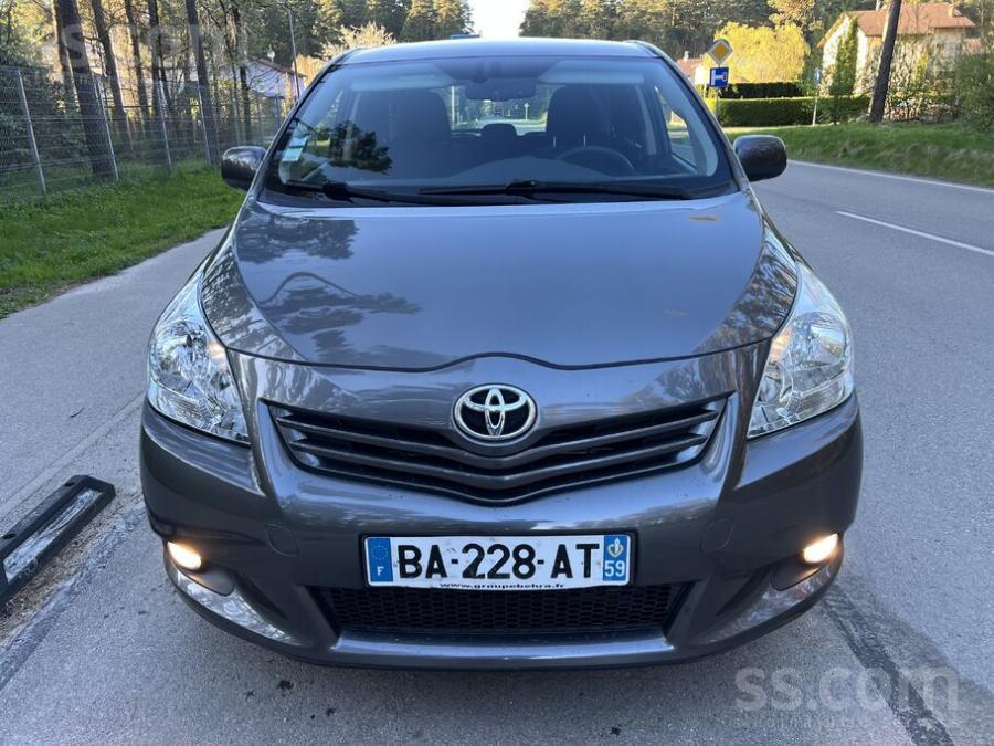 Grey Toyota Verso 2010 in Riga, with an engine capacity of 2.00 L and mileage of 0 thousand km for 4600 €, photo 3 on AUTOMOTO.COM.LV