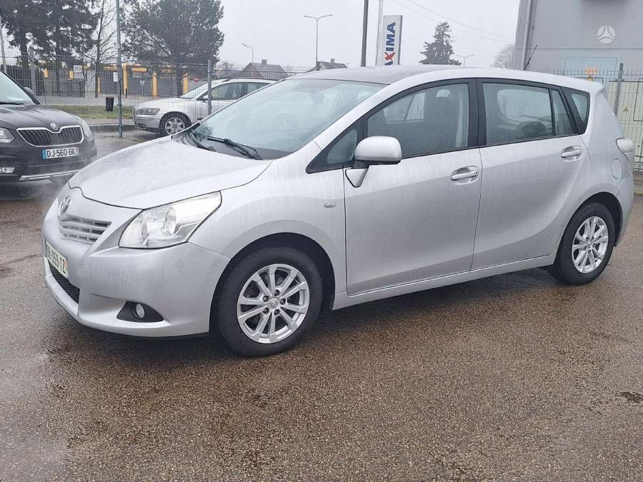 Pelēks Toyota Verso 2010 Tauragė, ar dzinēja tilpumu 2.00 L un nobraukumu 247 tūkst. km par 3990 €, foto 1 vietnē AUTOMOTO.COM.LV