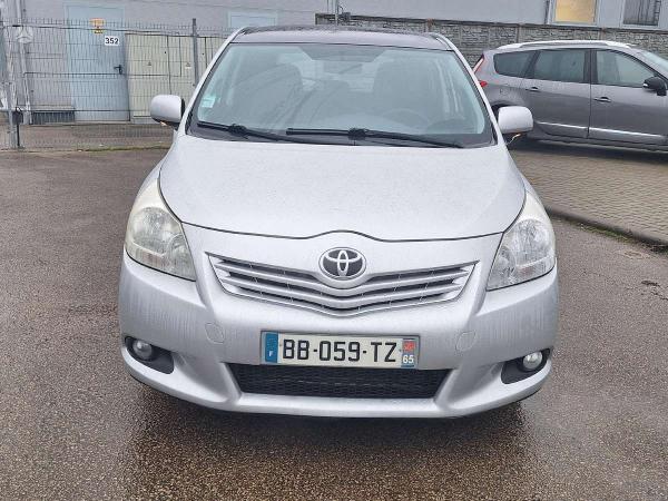Pelēks Toyota Verso 2010 Tauragė, ar dzinēja tilpumu 2.00 L un nobraukumu 247 tūkst. km par 3990 €, foto 2 vietnē AUTOMOTO.COM.LV