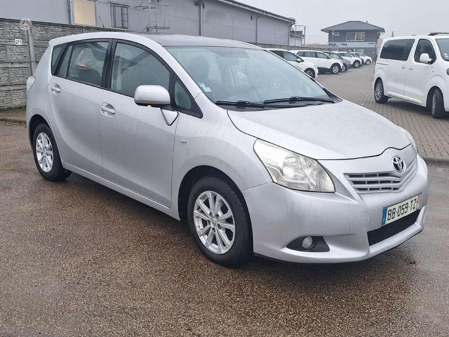Pelēks Toyota Verso 2010 Tauragė, ar dzinēja tilpumu 2.00 L un nobraukumu 247 tūkst. km par 3990 €, foto 3 vietnē AUTOMOTO.COM.LV