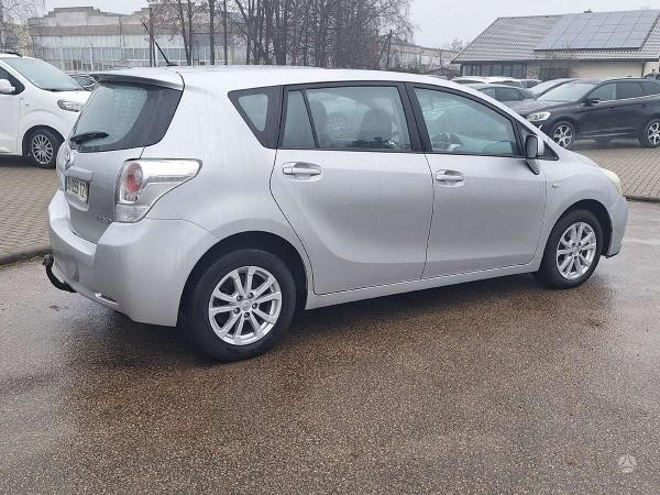 Pelēks Toyota Verso 2010 Tauragė, ar dzinēja tilpumu 2.00 L un nobraukumu 247 tūkst. km par 3990 €, foto 4 vietnē AUTOMOTO.COM.LV