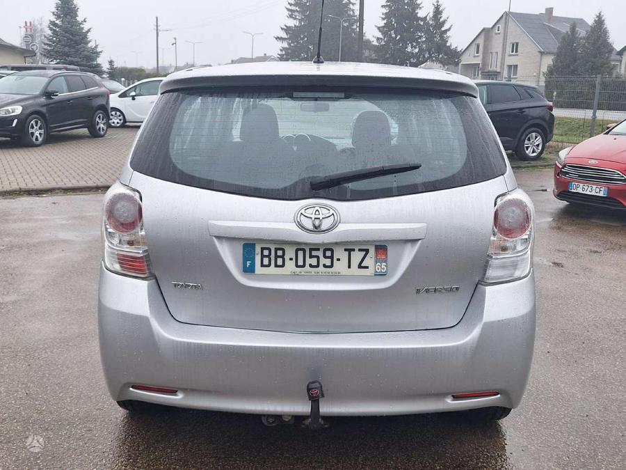 Pelēks Toyota Verso 2010 Tauragė, ar dzinēja tilpumu 2.00 L un nobraukumu 247 tūkst. km par 3990 €, foto 5 vietnē AUTOMOTO.COM.LV