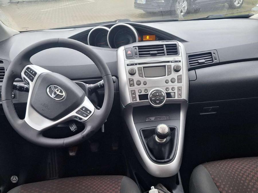 Pelēks Toyota Verso 2010 Tauragė, ar dzinēja tilpumu 2.00 L un nobraukumu 247 tūkst. km par 3990 €, foto 12 vietnē AUTOMOTO.COM.LV