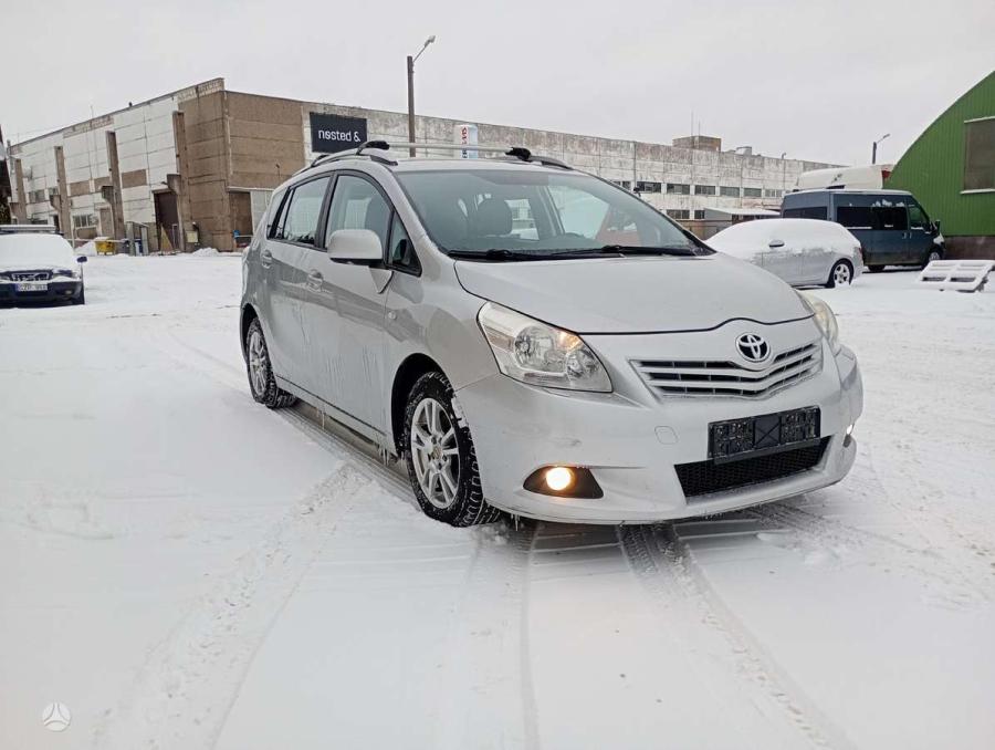 Pelēks Toyota Verso 2010 Utena, ar dzinēja tilpumu 2.00 L un nobraukumu 206 tūkst. km par 3399 €, foto 2 vietnē AUTOMOTO.COM.LV