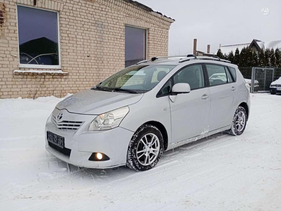 Pelēks Toyota Verso 2010 Utena, ar dzinēja tilpumu 2.00 L un nobraukumu 206 tūkst. km par 3399 €, foto 3 vietnē AUTOMOTO.COM.LV