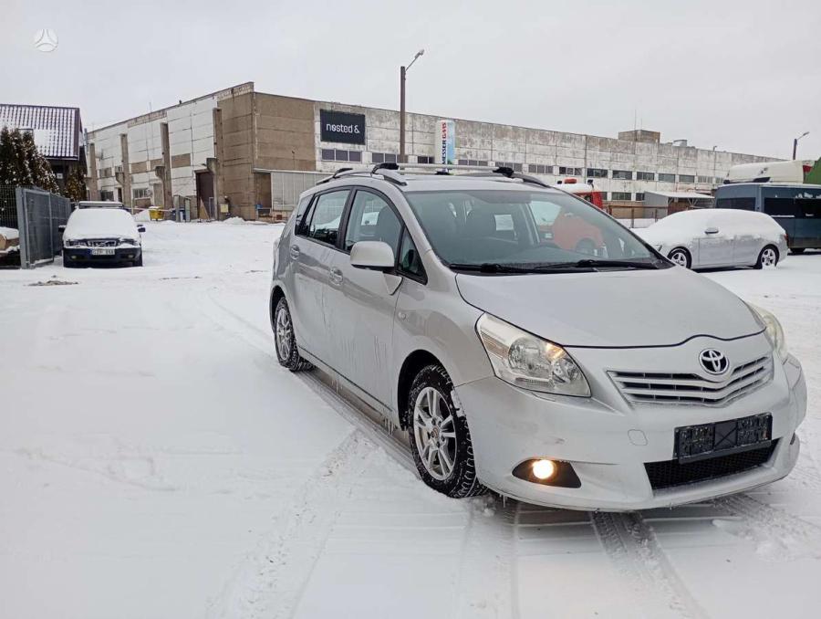 Pelēks Toyota Verso 2010 Utena, ar dzinēja tilpumu 2.00 L un nobraukumu 206 tūkst. km par 3399 €, foto 4 vietnē AUTOMOTO.COM.LV