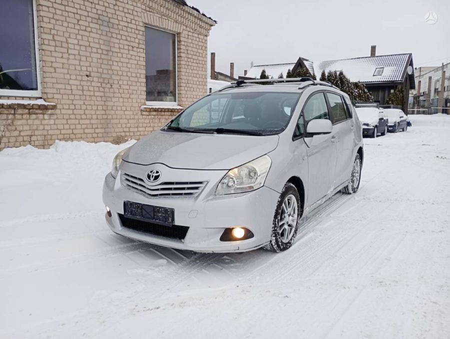 Pelēks Toyota Verso 2010 Utena, ar dzinēja tilpumu 2.00 L un nobraukumu 206 tūkst. km par 3399 €, foto 5 vietnē AUTOMOTO.COM.LV