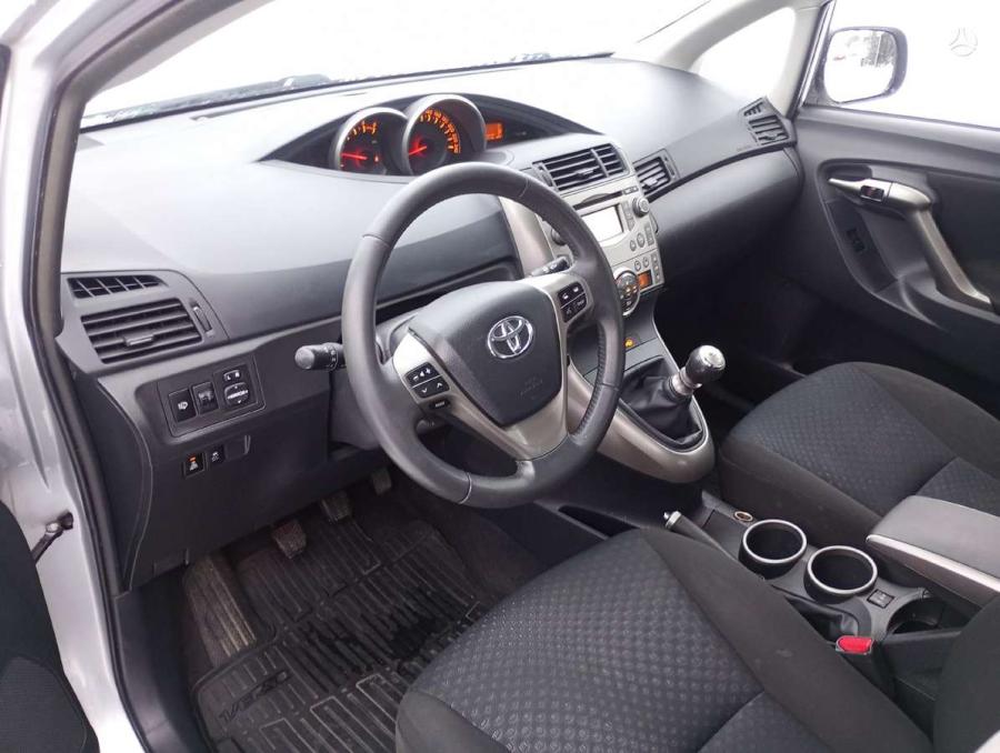 Pelēks Toyota Verso 2010 Utena, ar dzinēja tilpumu 2.00 L un nobraukumu 206 tūkst. km par 3399 €, foto 7 vietnē AUTOMOTO.COM.LV