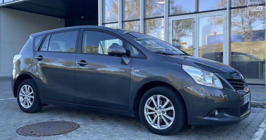 Pelēks Toyota Verso 2010 Viļņa, ar dzinēja tilpumu 2.00 L un nobraukumu 279 tūkst. km par 4390 €, foto 1 vietnē AUTOMOTO.COM.LV