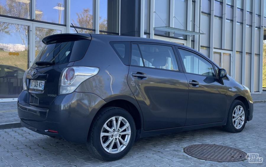 Pelēks Toyota Verso 2010 Viļņa, ar dzinēja tilpumu 2.00 L un nobraukumu 279 tūkst. km par 4390 €, foto 3 vietnē AUTOMOTO.COM.LV