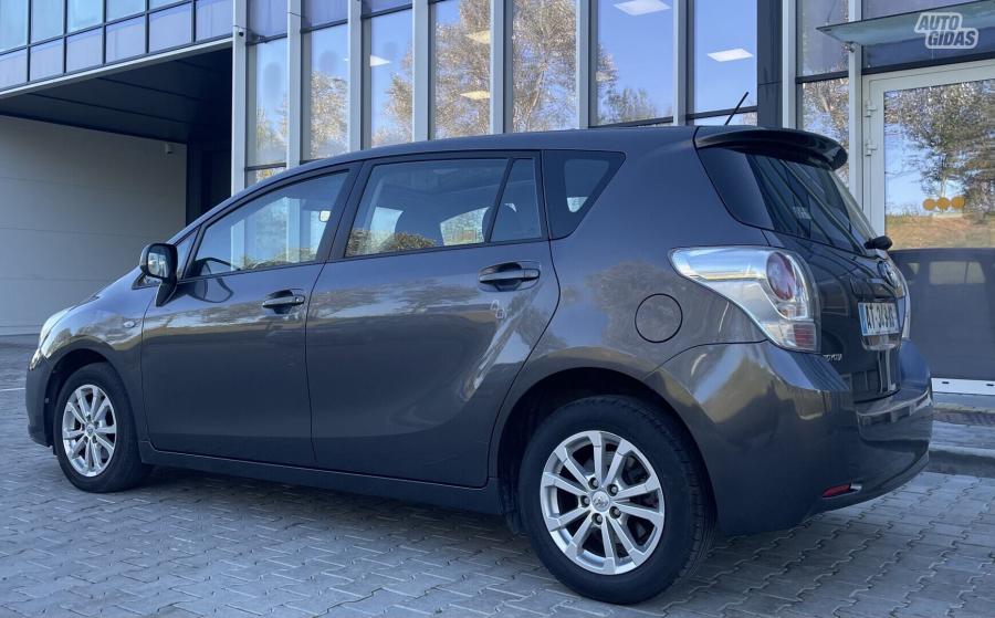 Pelēks Toyota Verso 2010 Viļņa, ar dzinēja tilpumu 2.00 L un nobraukumu 279 tūkst. km par 4390 €, foto 4 vietnē AUTOMOTO.COM.LV