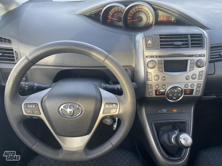 Pelēks Toyota Verso 2010 Viļņa, ar dzinēja tilpumu 2.00 L un nobraukumu 279 tūkst. km par 4390 €, foto 7 vietnē AUTOMOTO.COM.LV