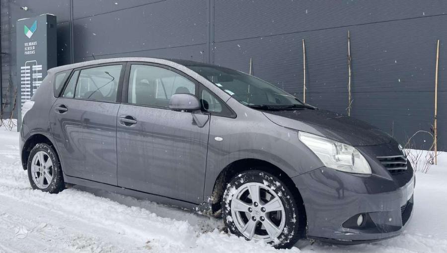 Grey Toyota Verso 2010 in Vilnius, with an engine capacity of 2.00 L and mileage of 279 thousand km for 4390 €, photo 2 on AUTOMOTO.COM.LV