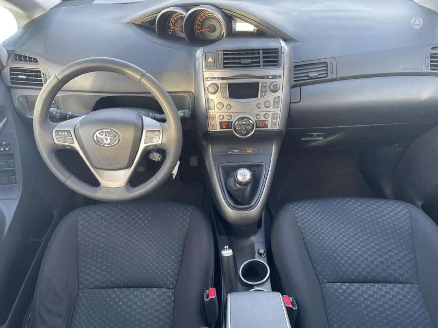 Grey Toyota Verso 2010 in Vilnius, with an engine capacity of 2.00 L and mileage of 279 thousand km for 4390 €, photo 6 on AUTOMOTO.COM.LV