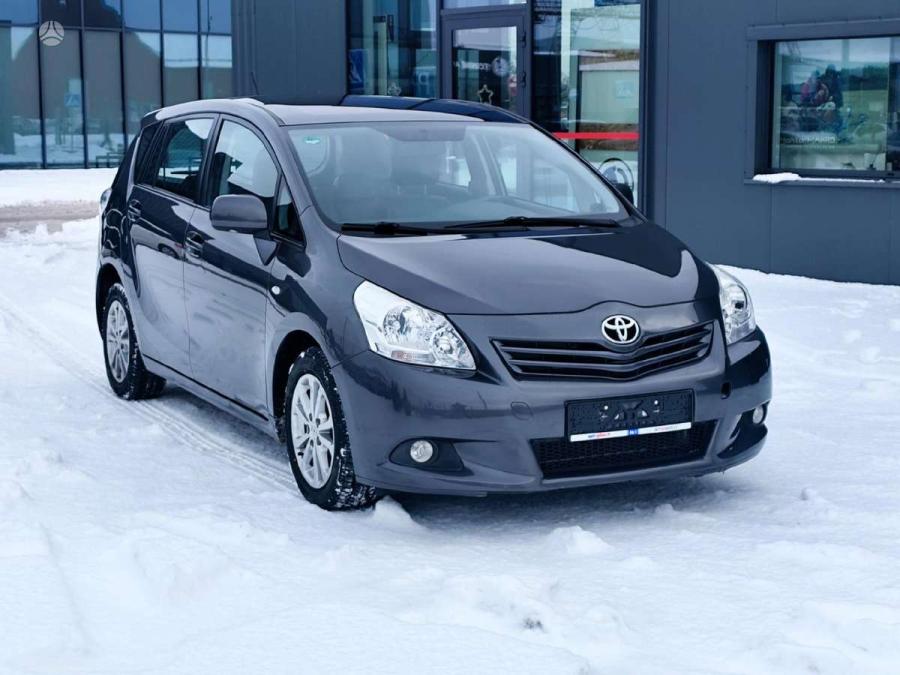 Pelēks Toyota Verso 2010 Šauļi, ar dzinēja tilpumu 2.00 L un nobraukumu 239 tūkst. km par 3600 €, foto 1 vietnē AUTOMOTO.COM.LV