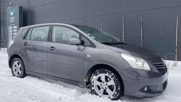 Grey Toyota Verso 2010 in Vilnius, with an engine capacity of 2.00 L and mileage of 279 thousand km for 4390 €, photo 2 on AUTOMOTO.COM.LV