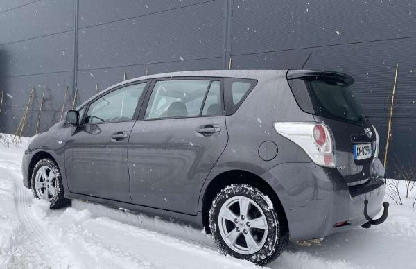 Grey Toyota Verso 2010 in Vilnius, with an engine capacity of 2.00 L and mileage of 279 thousand km for 4390 €, photo 3 on AUTOMOTO.COM.LV