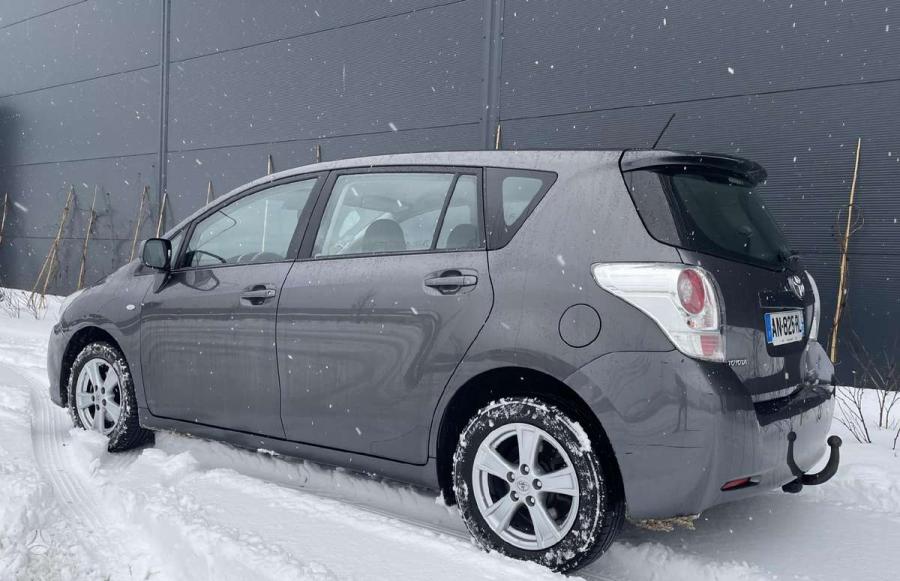 Grey Toyota Verso 2010 in Vilnius, with an engine capacity of 2.00 L and mileage of 279 thousand km for 4390 €, photo 3 on AUTOMOTO.COM.LV