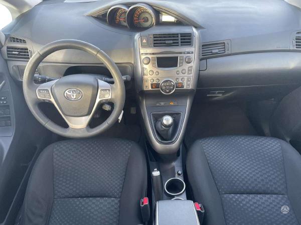 Grey Toyota Verso 2010 in Vilnius, with an engine capacity of 2.00 L and mileage of 279 thousand km for 4390 €, photo 6 on AUTOMOTO.COM.LV