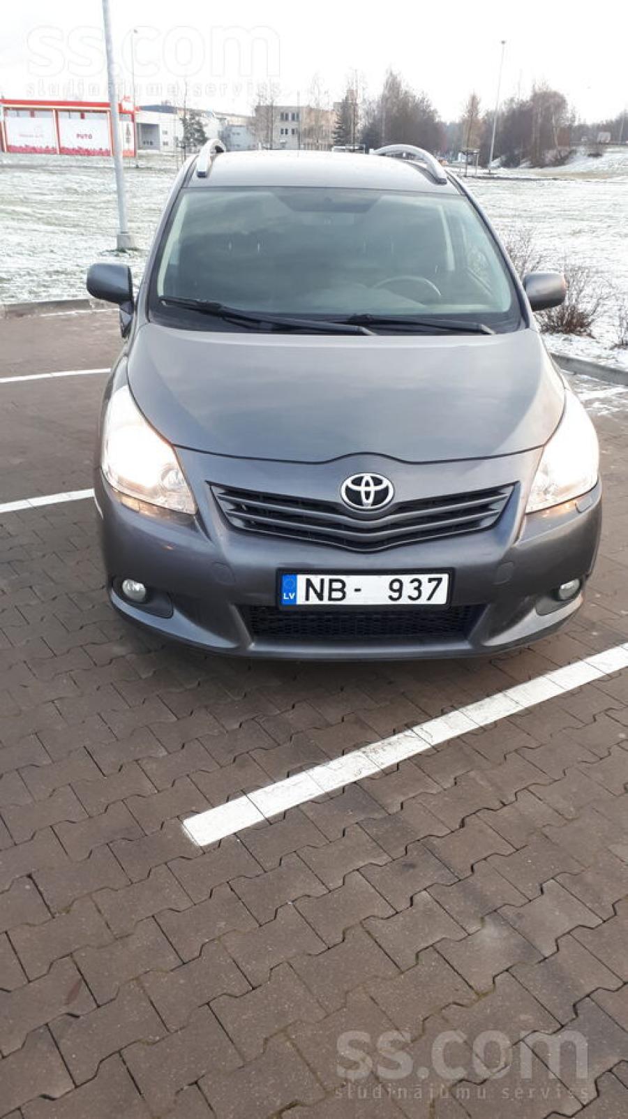Grey Toyota Verso 2010 in Riga, with an engine capacity of 2.00 L and mileage of 273 thousand km for 4100 €, photo 3 on AUTOMOTO.COM.LV