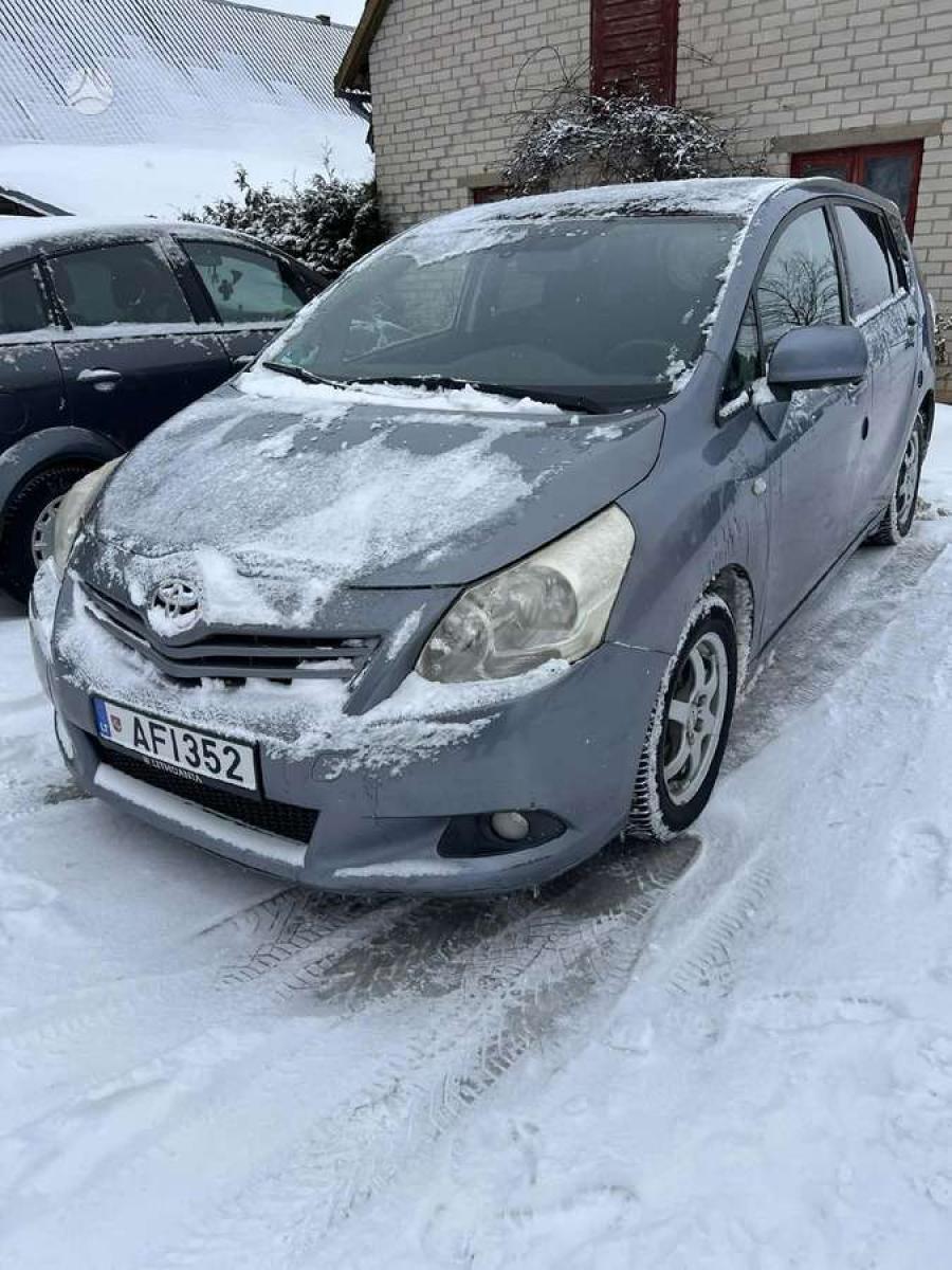 Pelēks Toyota Verso 2010 Marijampole, ar dzinēja tilpumu 2.00 L un nobraukumu 205 tūkst. km par 3200 €, foto 1 vietnē AUTOMOTO.COM.LV