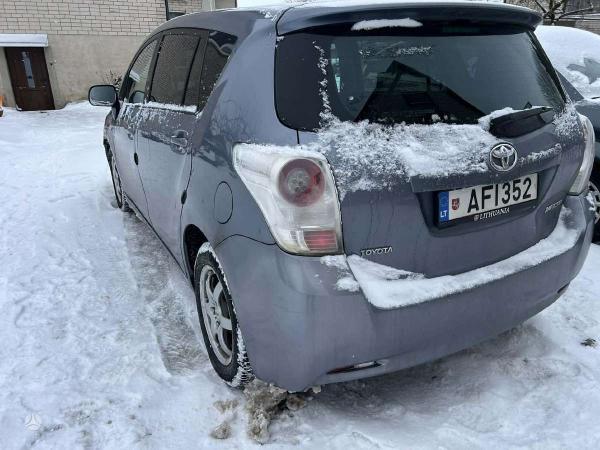 Pelēks Toyota Verso 2010 Marijampole, ar dzinēja tilpumu 2.00 L un nobraukumu 205 tūkst. km par 3200 €, foto 2 vietnē AUTOMOTO.COM.LV