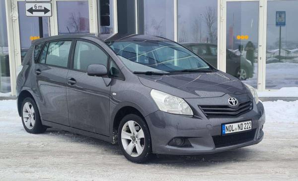 Grey Toyota Verso 2010 in Vilnius, with an engine capacity of 2.00 L and mileage of 268 thousand km for 4250 €, photo 3 on AUTOMOTO.COM.LV
