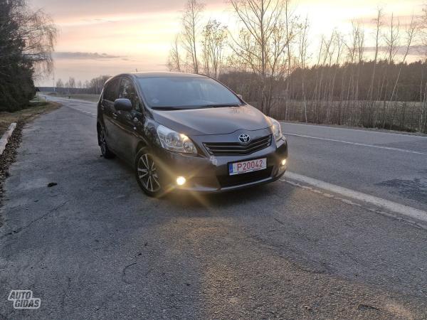 Pelēks Toyota Verso 2010 Jurbarkas, ar dzinēja tilpumu 2.00 L un nobraukumu 330 tūkst. km par 3550 €, foto 1 vietnē AUTOMOTO.COM.LV