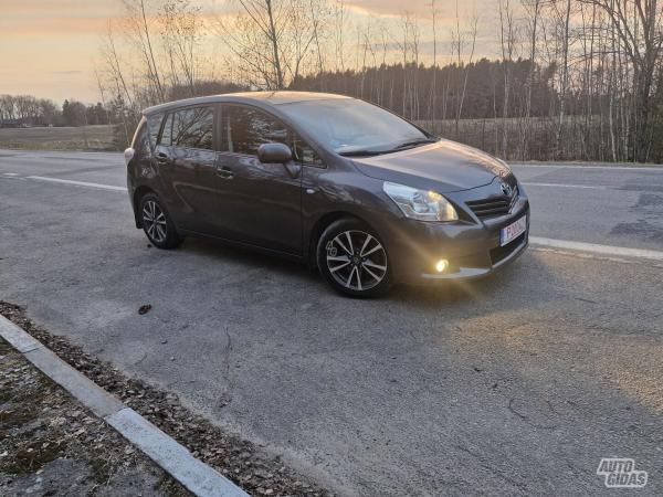 Pelēks Toyota Verso 2010 Jurbarkas, ar dzinēja tilpumu 2.00 L un nobraukumu 330 tūkst. km par 3550 €, foto 2 vietnē AUTOMOTO.COM.LV