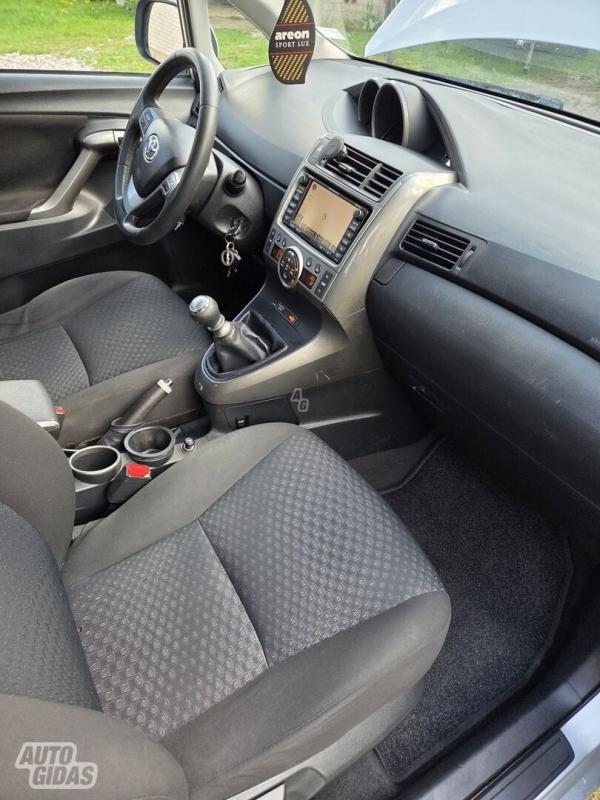 Pelēks Toyota Verso 2010 Klaipėda, ar dzinēja tilpumu 2.00 L un nobraukumu 267 tūkst. km par 4150 €, foto 6 vietnē AUTOMOTO.COM.LV