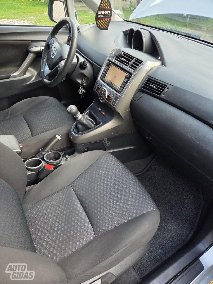 Pelēks Toyota Verso 2010 Klaipėda, ar dzinēja tilpumu 2.00 L un nobraukumu 267 tūkst. km par 4150 €, foto 7 vietnē AUTOMOTO.COM.LV