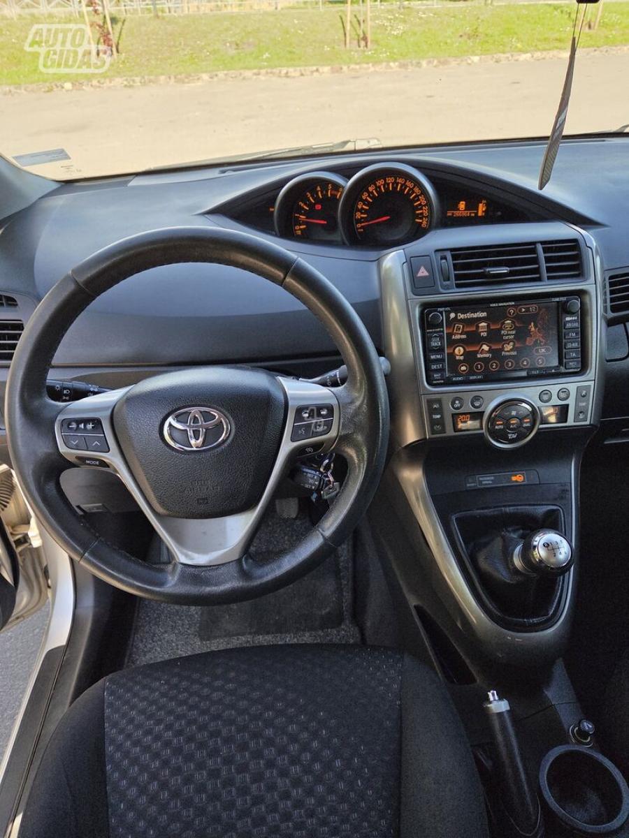Pelēks Toyota Verso 2010 Klaipėda, ar dzinēja tilpumu 2.00 L un nobraukumu 267 tūkst. km par 4150 €, foto 14 vietnē AUTOMOTO.COM.LV