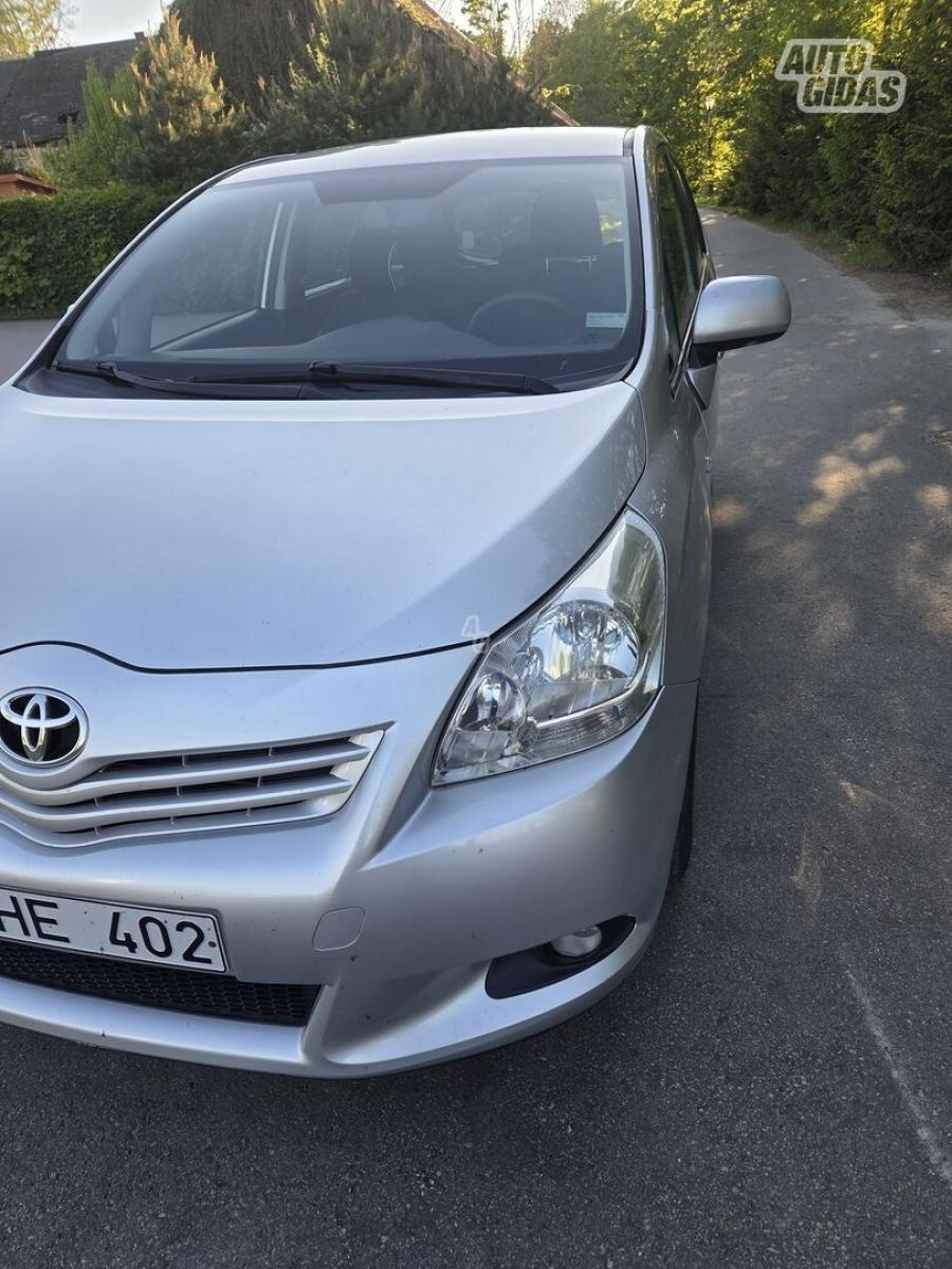 Pelēks Toyota Verso 2010 Klaipėda, ar dzinēja tilpumu 2.00 L un nobraukumu 267 tūkst. km par 4150 €, foto 18 vietnē AUTOMOTO.COM.LV