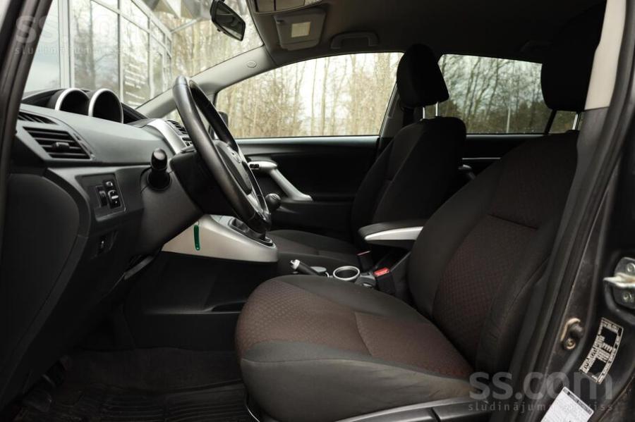 Pelēks Toyota Verso 2010 Rīga, ar dzinēja tilpumu 2.00 L un nobraukumu 0 tūkst. km par 2995 €, foto 9 vietnē AUTOMOTO.COM.LV