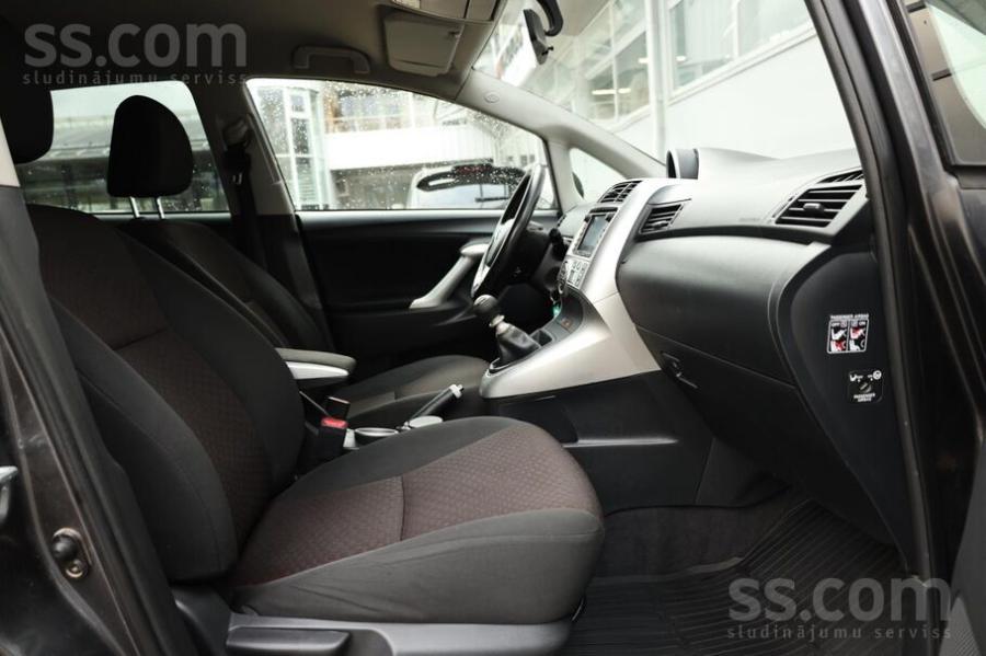 Pelēks Toyota Verso 2010 Rīga, ar dzinēja tilpumu 2.00 L un nobraukumu 0 tūkst. km par 2995 €, foto 12 vietnē AUTOMOTO.COM.LV