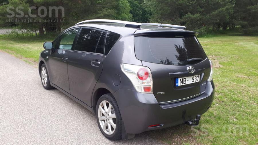Grey Toyota Verso 2010 in Riga, with an engine capacity of 2.00 L and mileage of 275 thousand km for 3600 €, photo 3 on AUTOMOTO.COM.LV