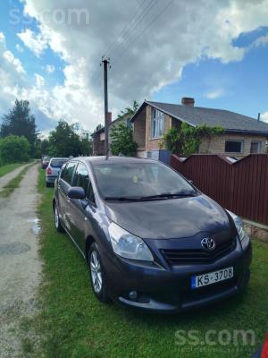 Pelēks Toyota Verso 2010 Jelgava, ar dzinēja tilpumu 2.00 L un nobraukumu 290 tūkst. km par 2700 €, foto 1 vietnē AUTOMOTO.COM.LV